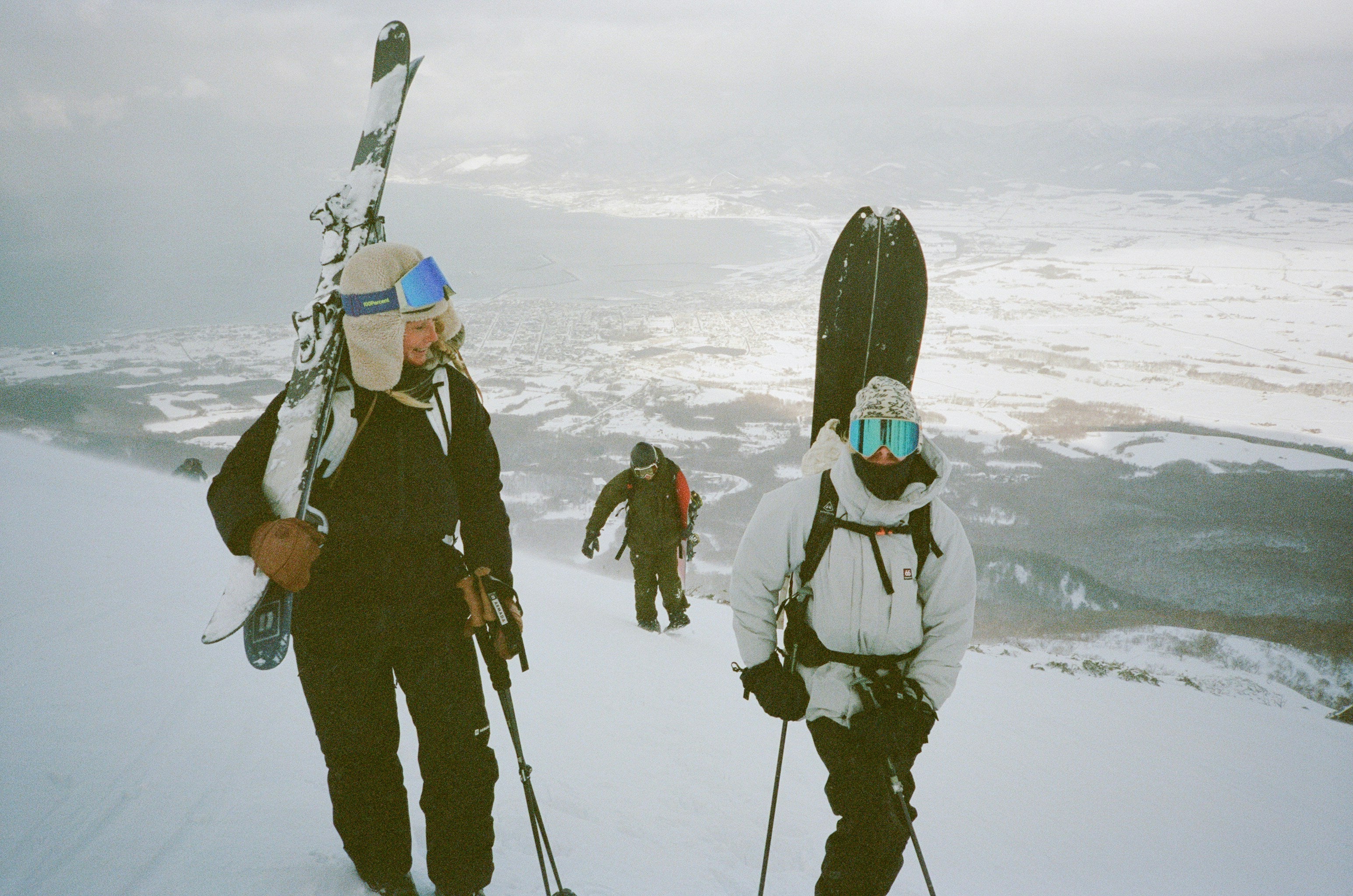 Skiing vs. Snowboarding: A Beginner's Guide to Winter Fun – Powder Goods
